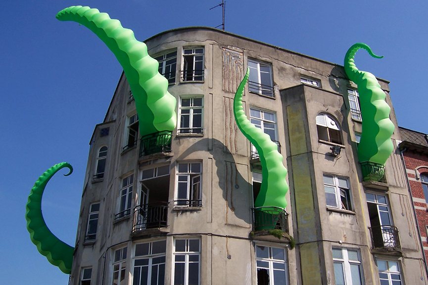 10 Gripping Street Art Installations – The Clash Of Realities | WideWalls